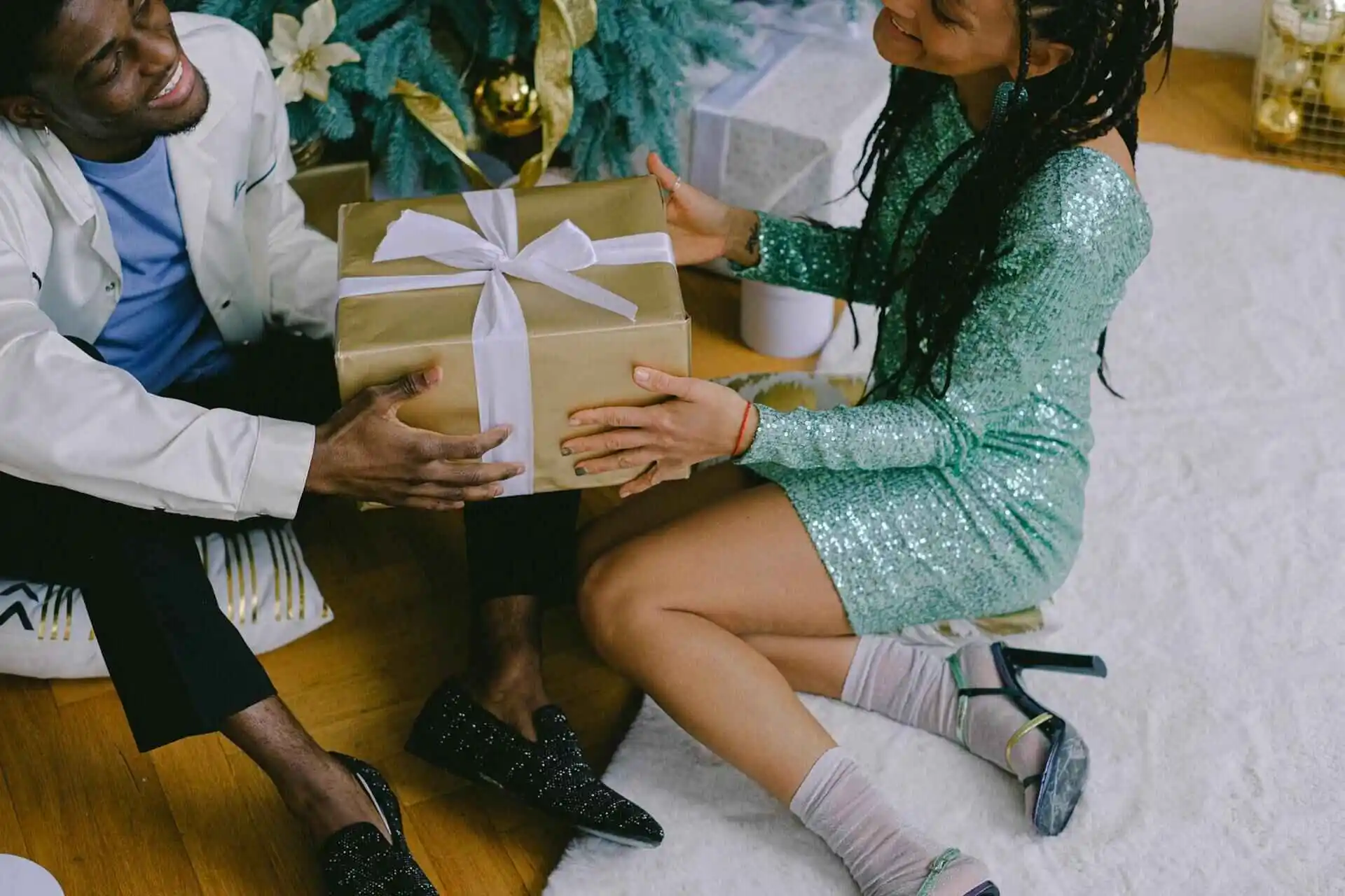 The Ultimate Guide to Couple Gifts for Every Relationship Stage - Gift ...